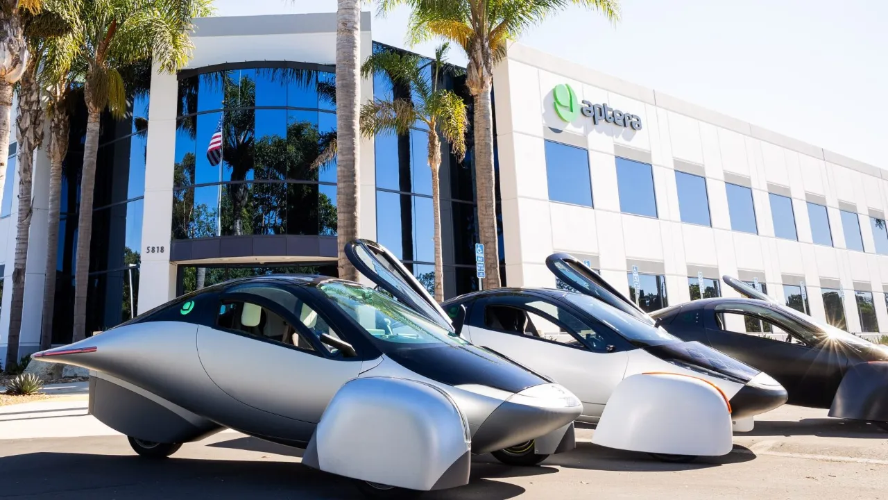 Aptera apresenta carro solar na CES 2025 com promessa de produção em massa